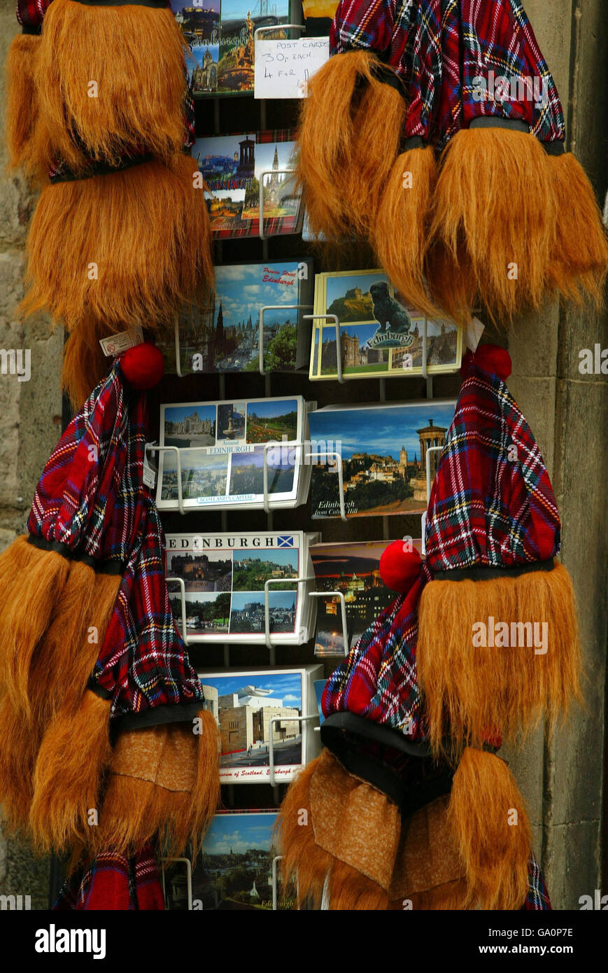 Cards and hats on sale at a shop in the Royal Mile, Edinburgh Stock ...