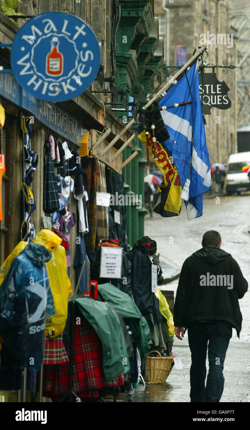 Quintessentially Scotland. Scottish shop Edinburgh Stock Photo - Alamy