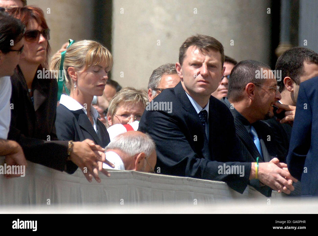 Gerry and Kate McCann are greeted by Pope Benedict XVI at the end of ...