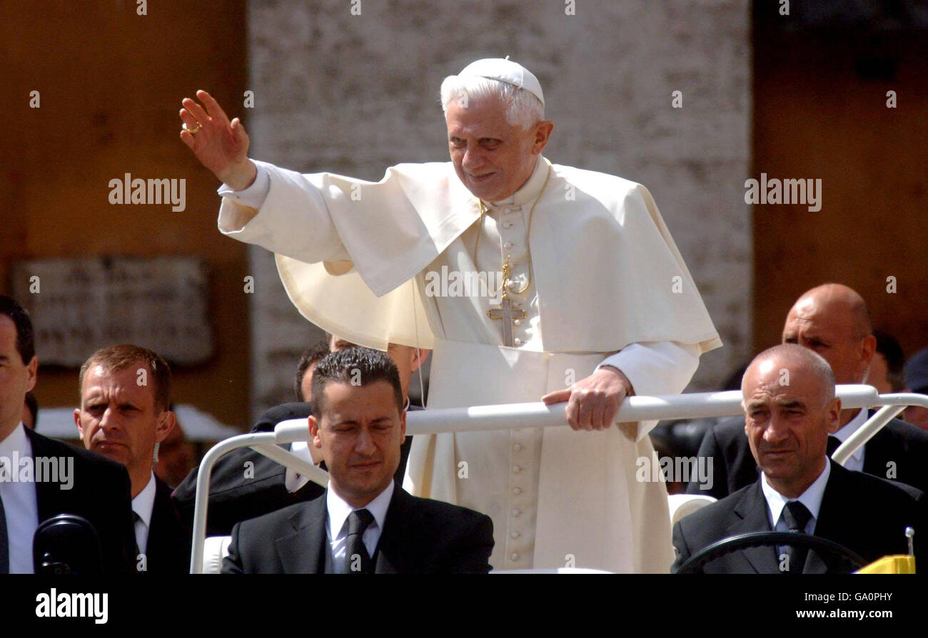 Pope Benedict XVI. Gerry and Kate McCann were greeted by the Pope at ...