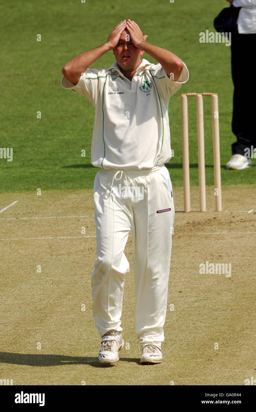 Cricket gutted hands on head hi-res stock photography and images - Alamy