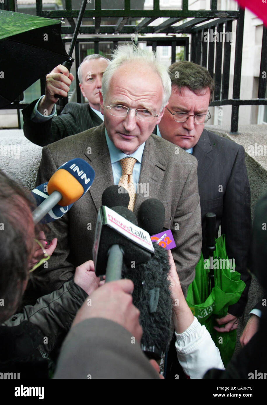 Green party fianna fail begin talks hi-res stock photography and images ...