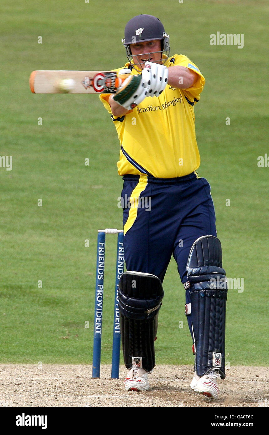 Yorkshires anthony mcgrath in action hi-res stock photography and ...