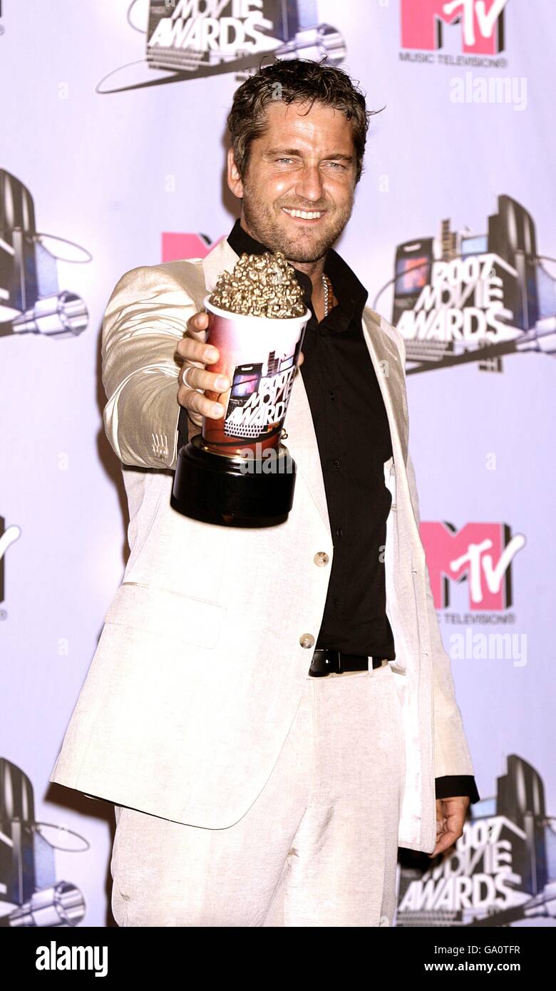 Gerard Butler with the award for Best Fight recieved for his role in ...
