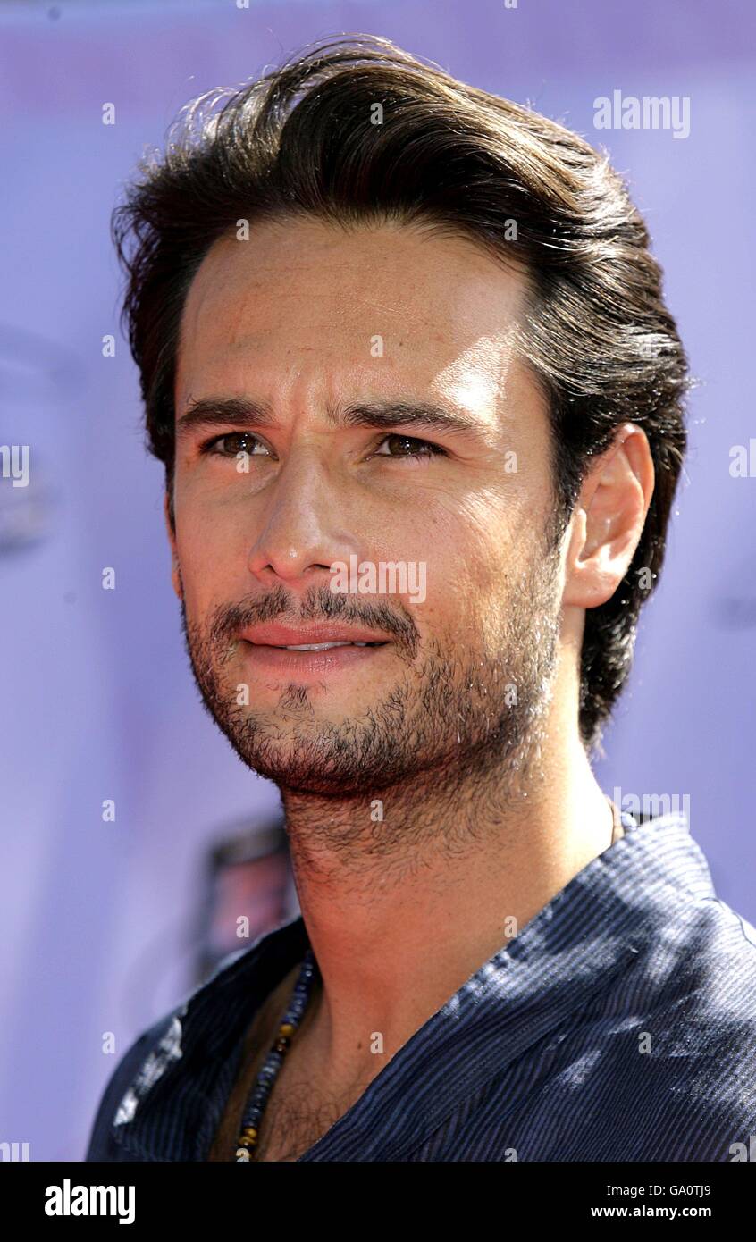 Rodrigo santoro arrives 2007 mtv movie awards gibson amphitheatre hi ...