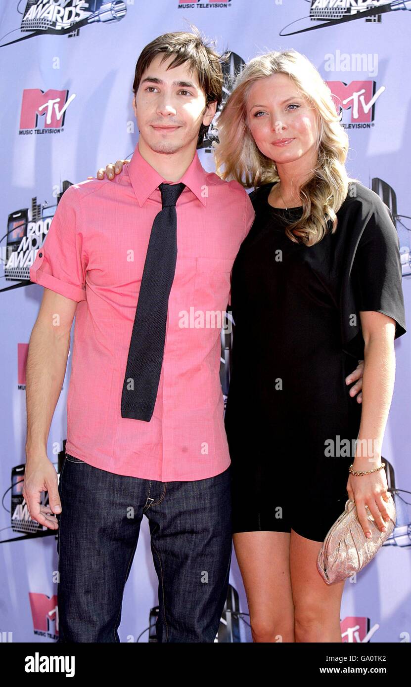 Justin Long arrives with a guest for the 2007 MTV Movie awards at the ...