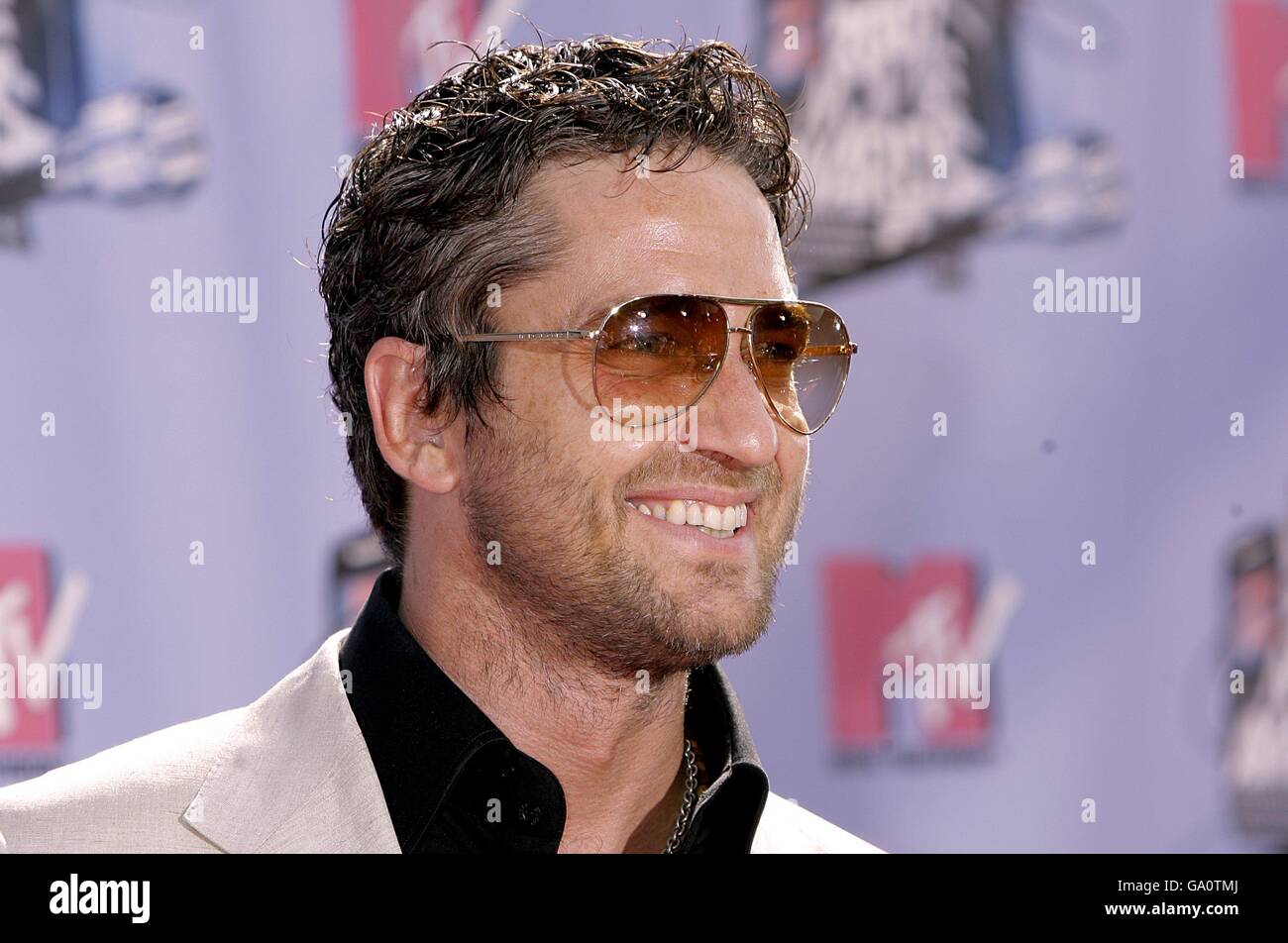 Gerard butler arrives 2007 mtv movie awards gibson amphitheatre hi-res ...