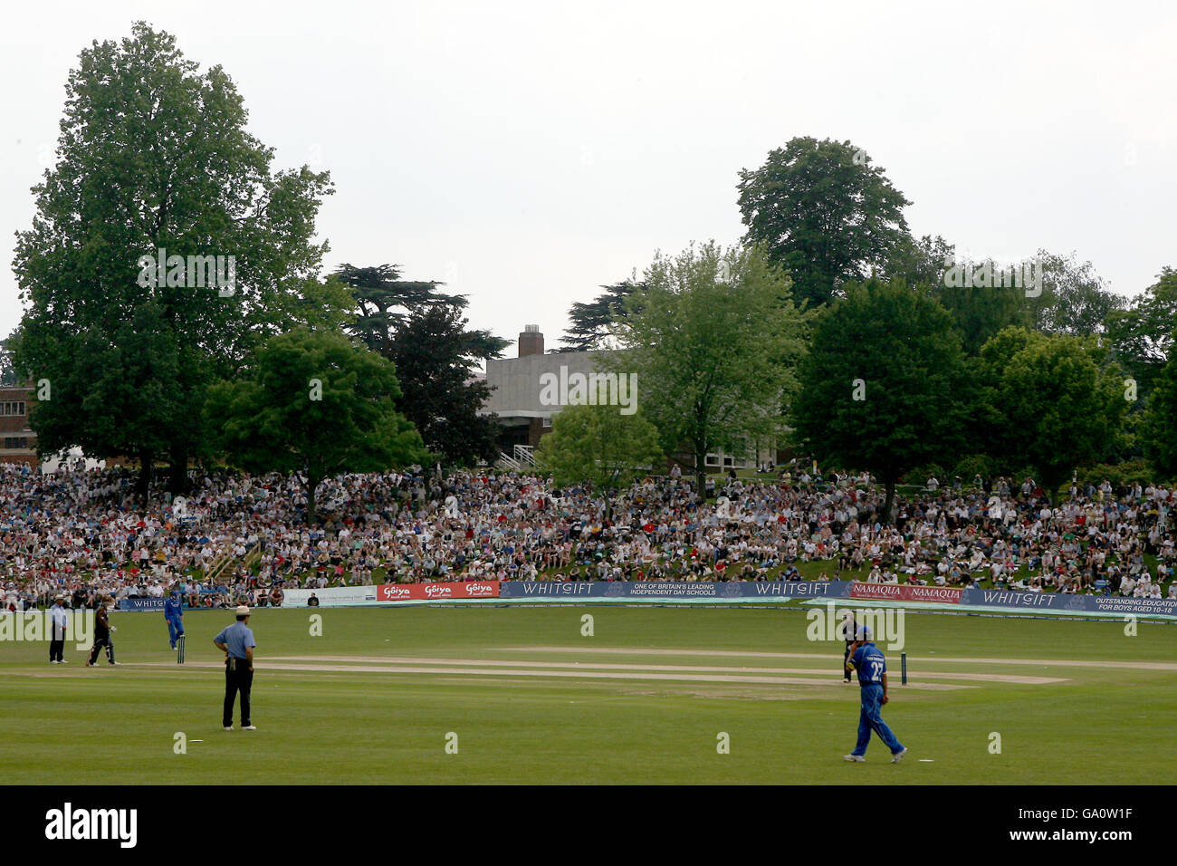 School cricket hi-res stock photography and images - Alamy