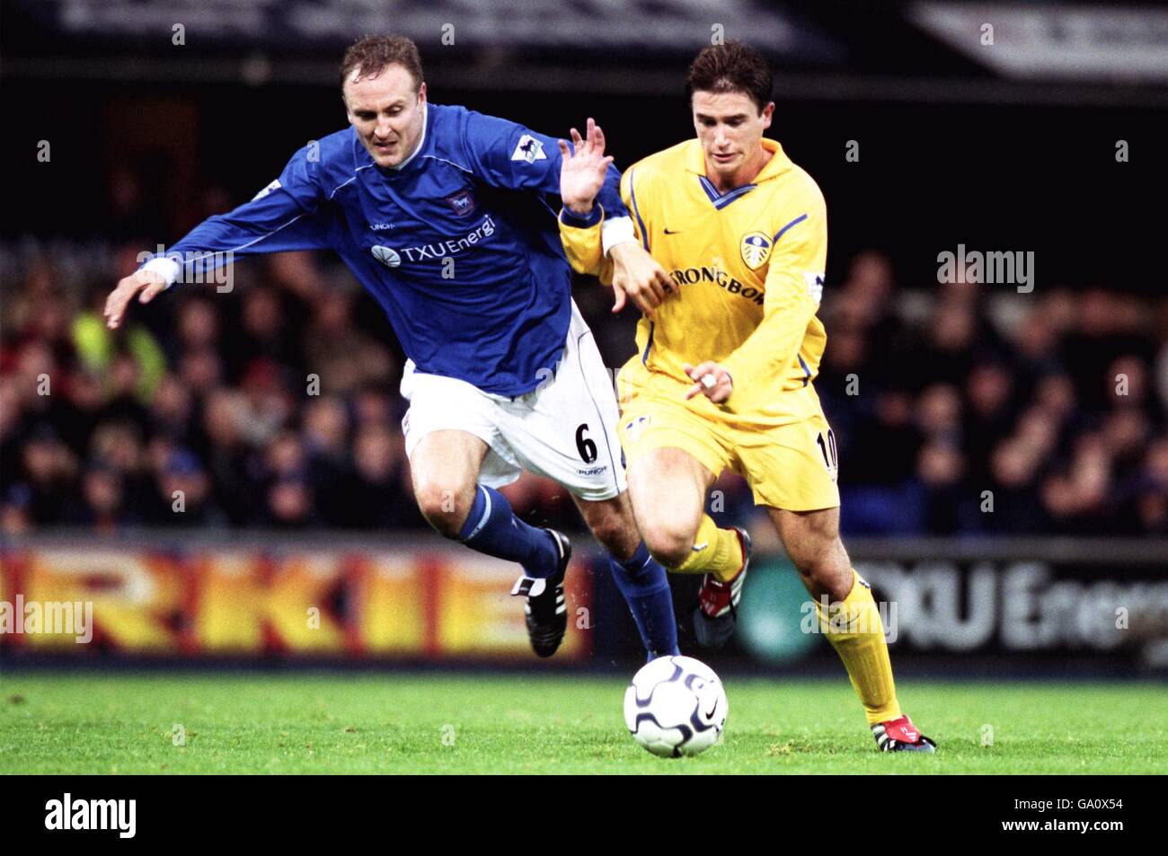 Leeds uniteds harry kewell battles with ipswich towns mark venus hi-res ...