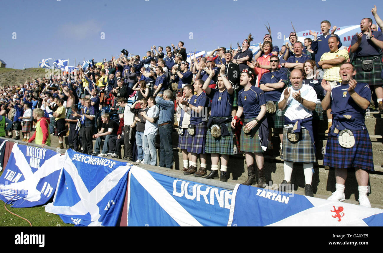Scotland's Fan's celebrate winning the Euro 2008 Qualifying Group B ...