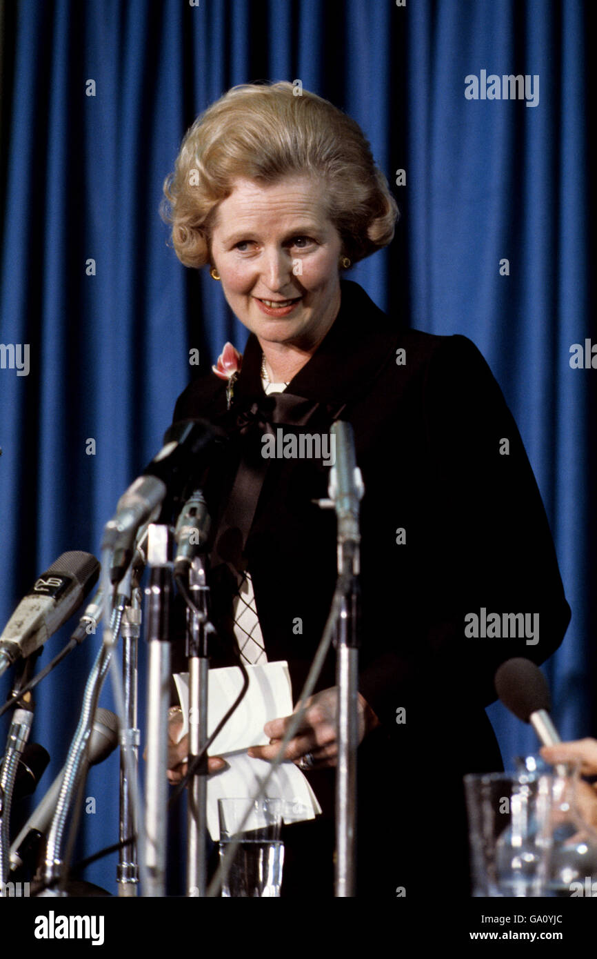 Margaret thatchers press conference conservative central office hi-res ...