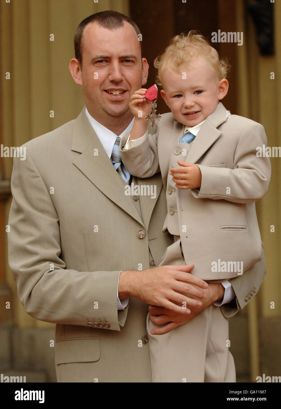 32 from queen elizabeth ii at buckingham palace today hi-res stock ...