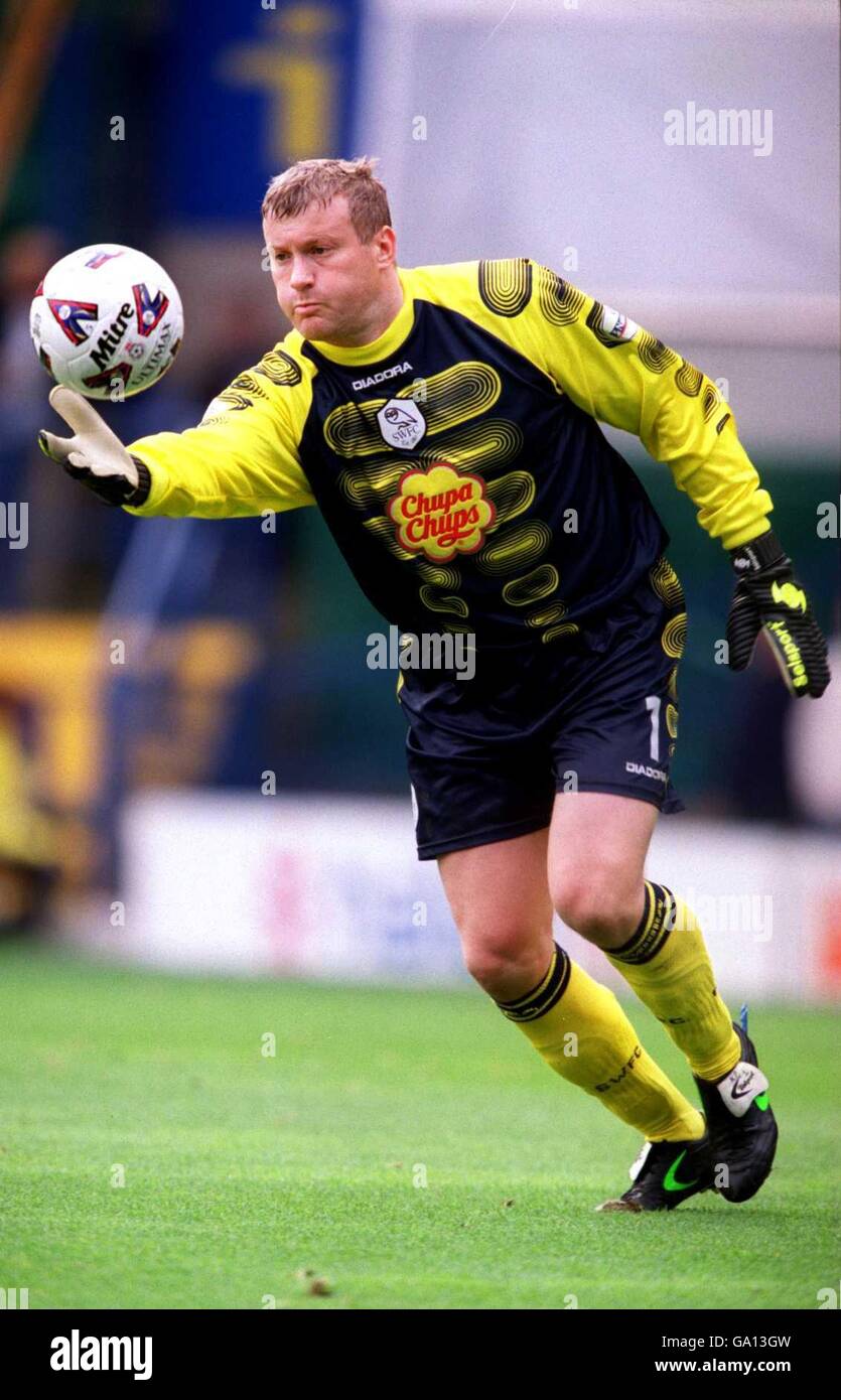 Sheffield wednesday goalkeeper kevin pressman rolls the ball out hi-res ...