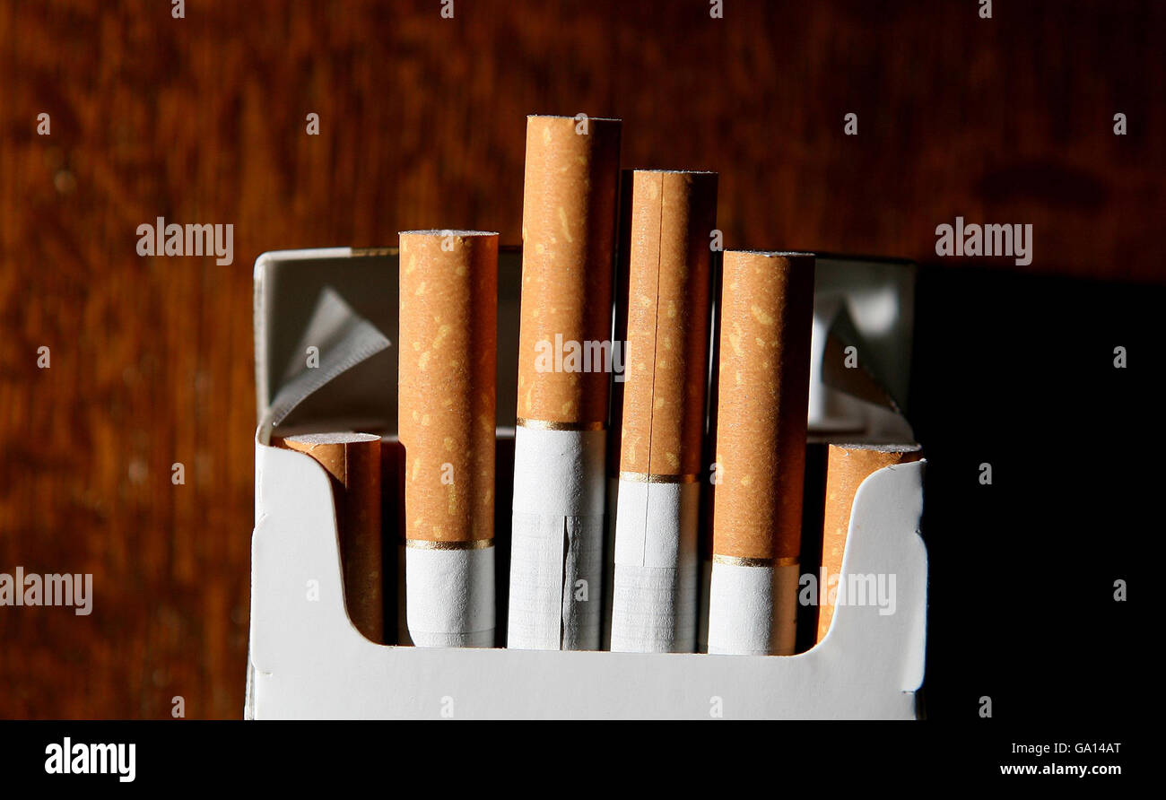 Cigarette packet cigarettes hi-res stock photography and images - Alamy
