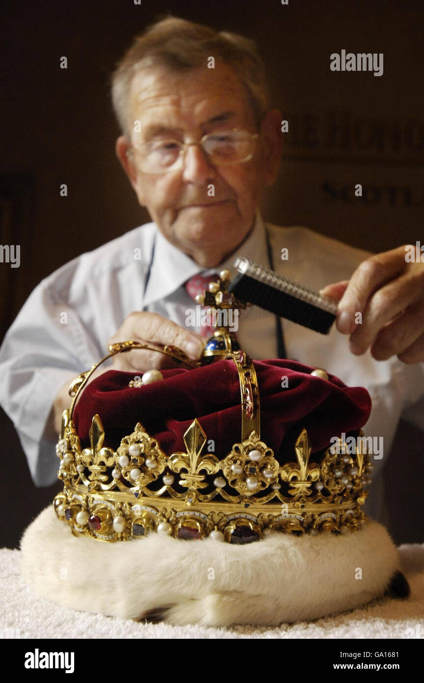 Crown cleaner 'proud' to see treasure in parliament Stock Photo - Alamy