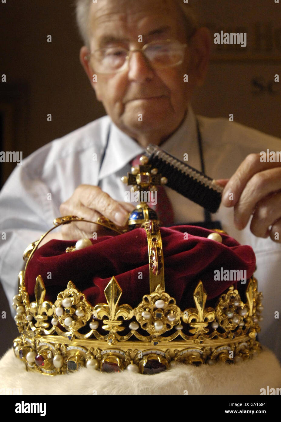 Crown cleaner 'proud' to see treasure in parliament Stock Photo - Alamy