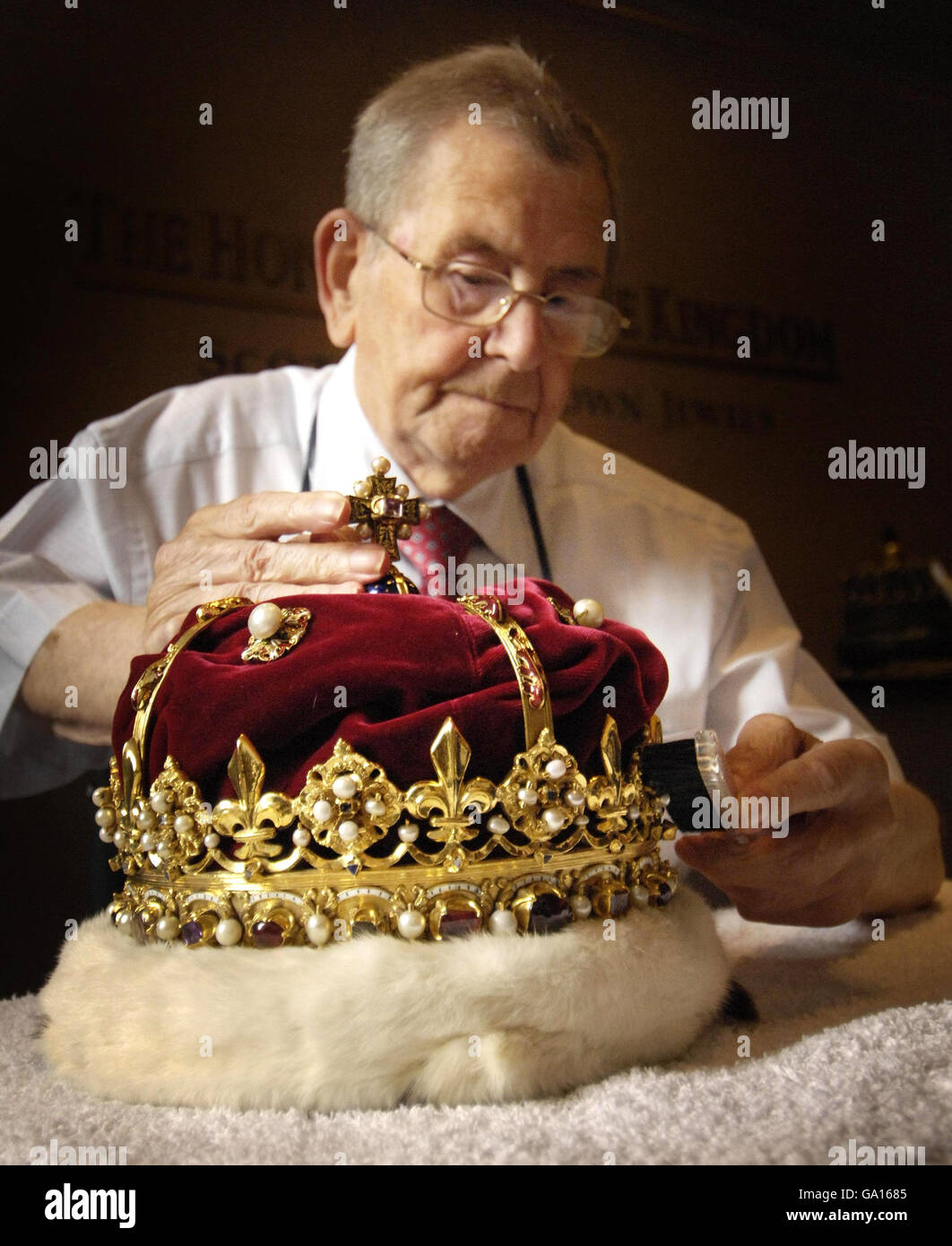 Crown cleaner 'proud' to see treasure in parliament Stock Photo - Alamy