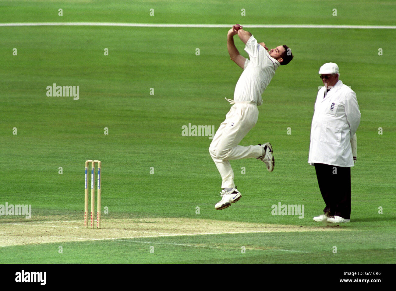 David shepherd cricket umpire hi-res stock photography and images - Alamy