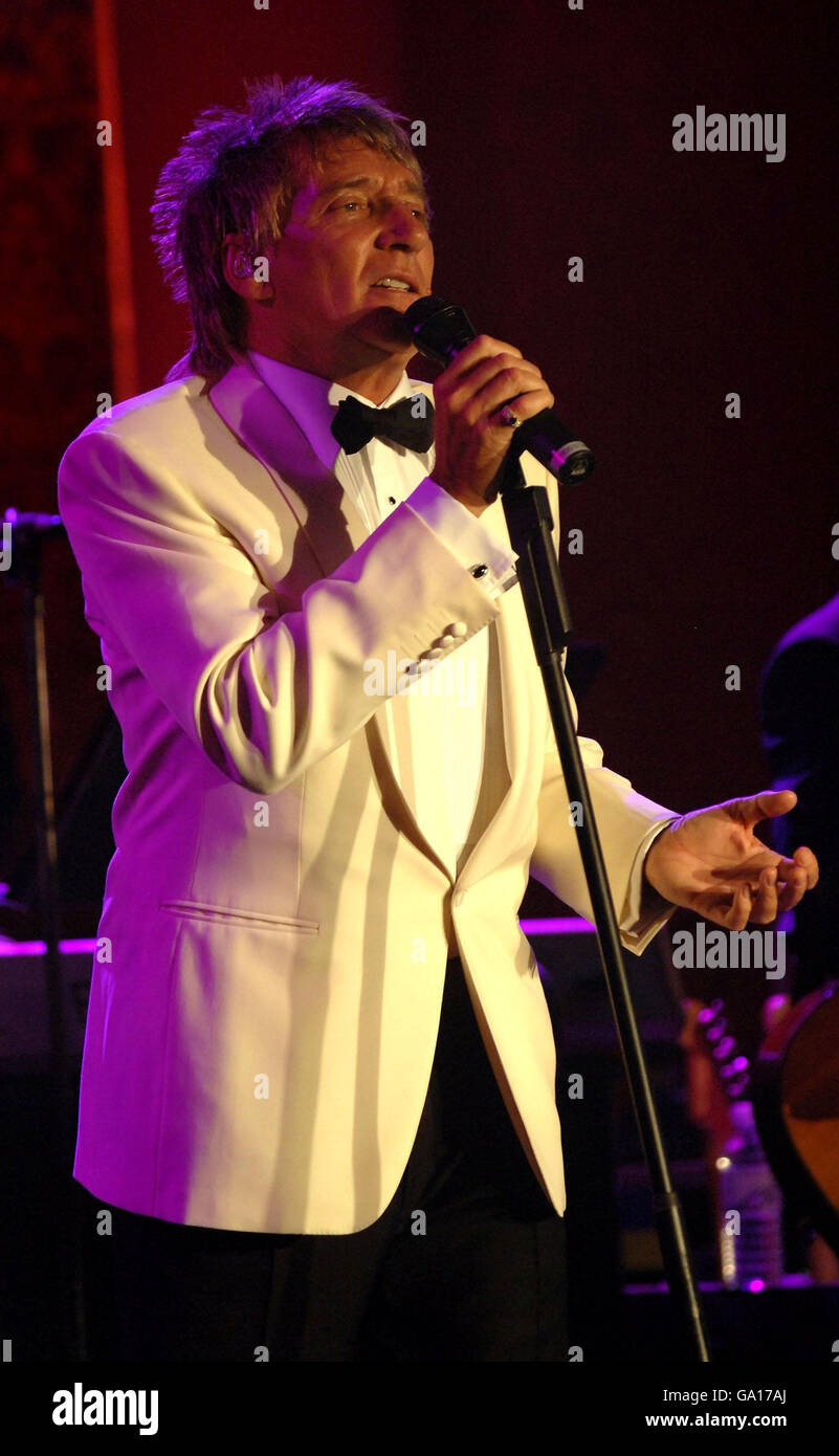 Rod Stewart performs for an audience including Britain's Queen ...