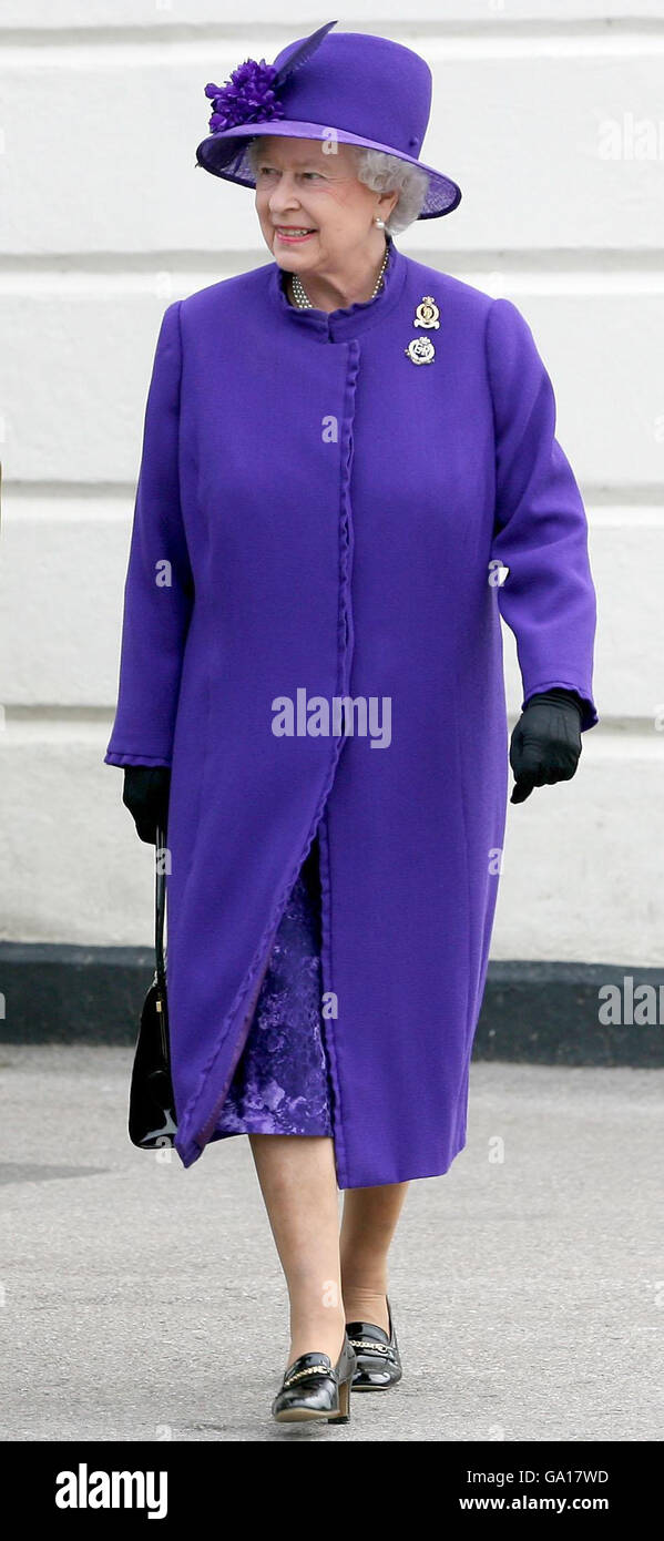 Queen elizabeth ii royal military police visit hi-res stock photography ...
