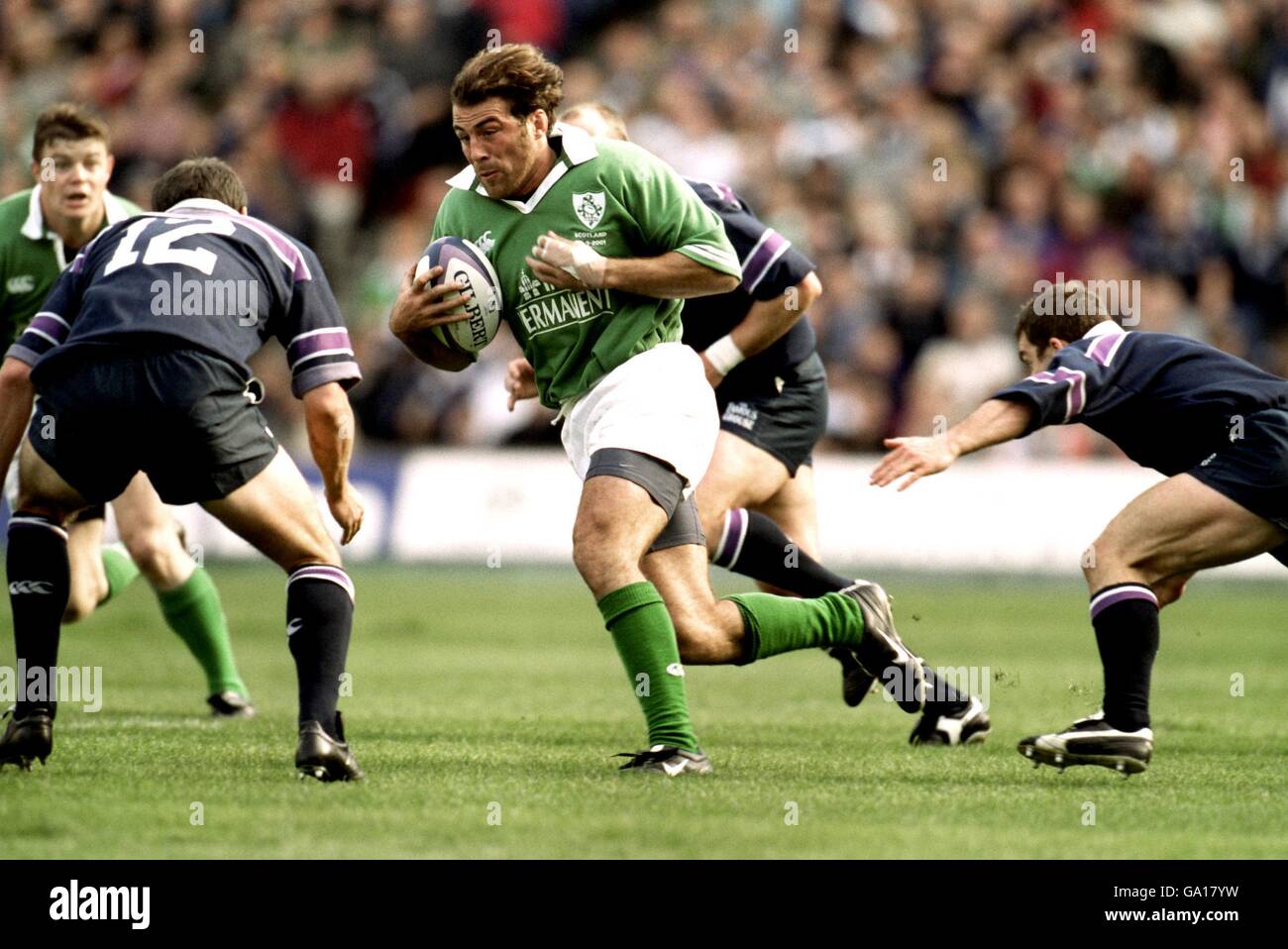 Ireland's David Wallace (c) runs at the Scotland defence Stock Photo ...