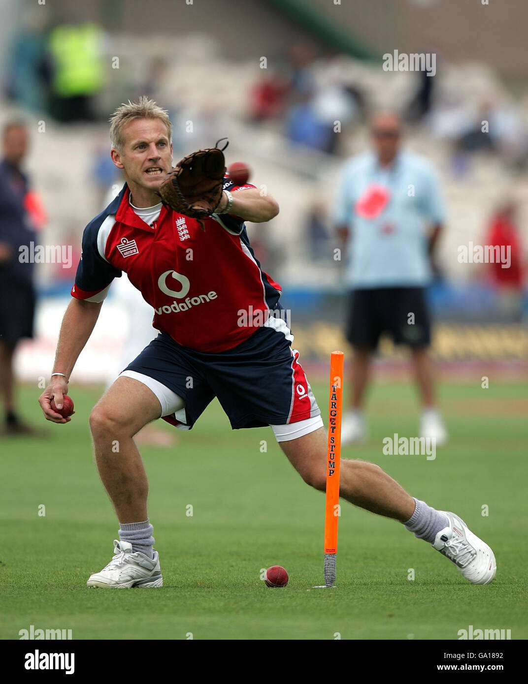 Cricket catching practising hi-res stock photography and images - Alamy