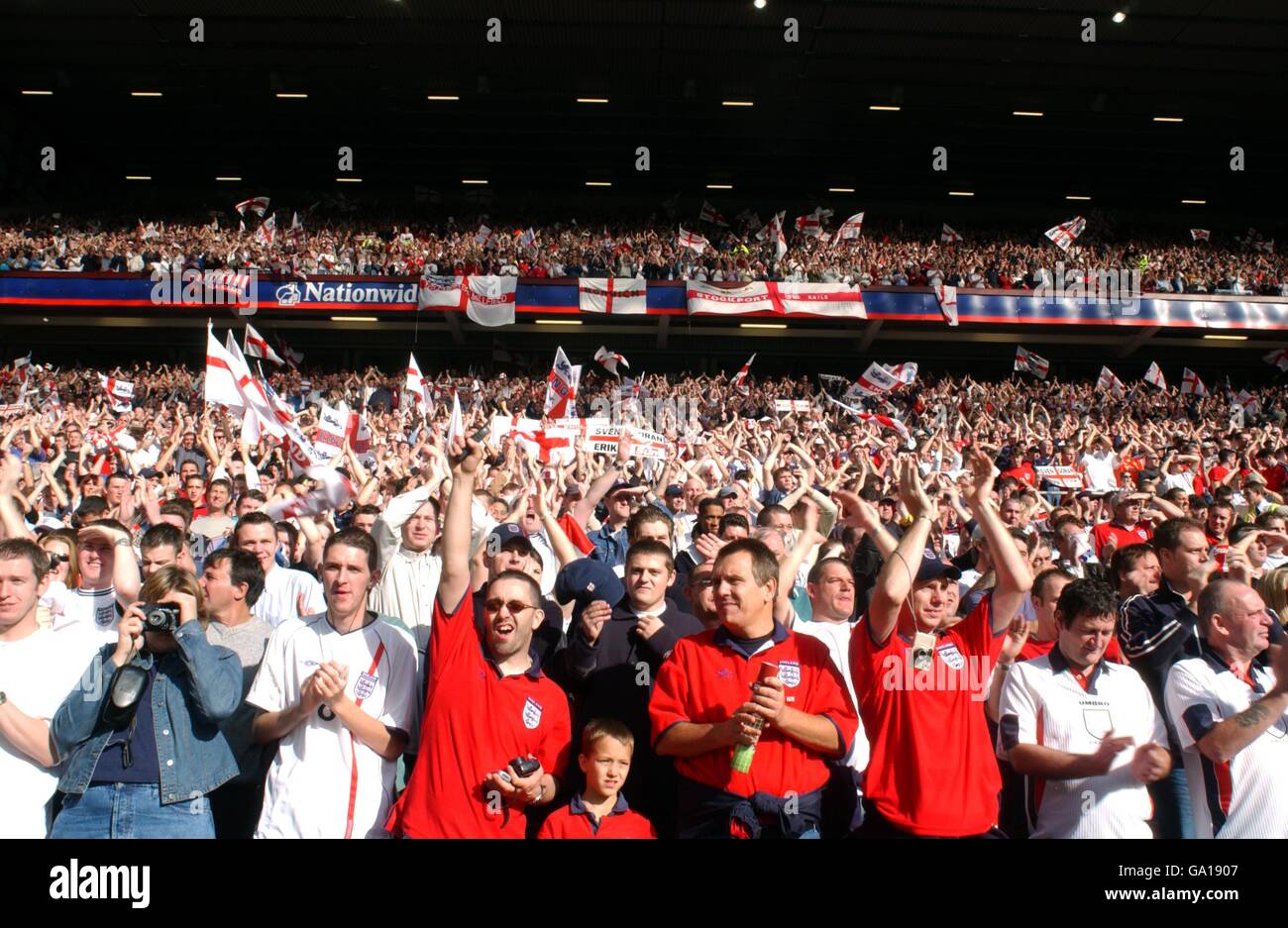 Soccer - World Cup 2002 Qualifier - Group Nine - England v Greece ...