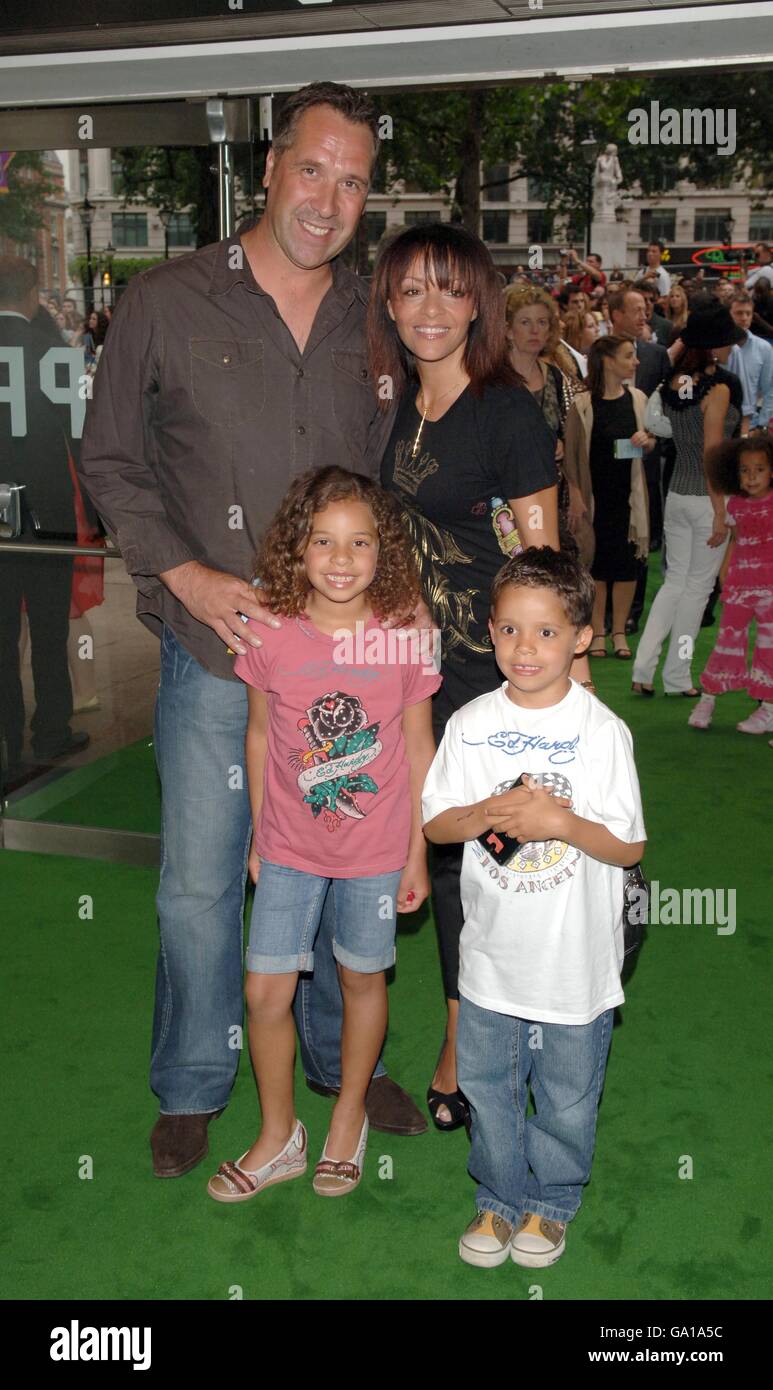 Full length smiling family couple children arriving england mangrs hi ...