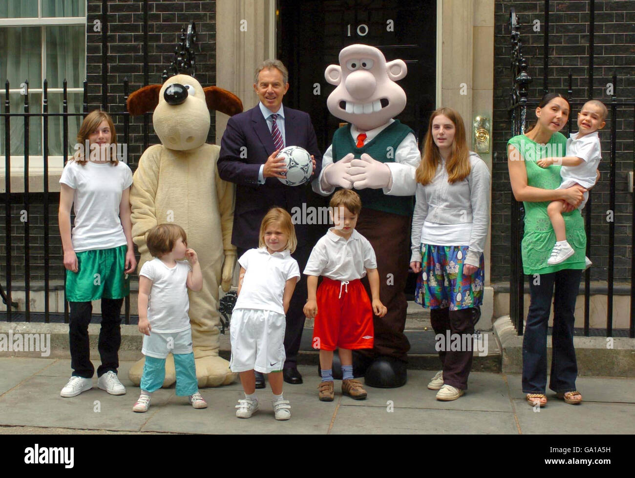 Britain's Prime Minister Tony Blair meets life-sized Wallace and Gromit ...