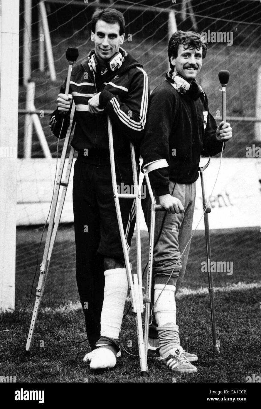 Lincoln Citys Mick Waitt (left) and Mansfield's Mark Kearney prepare ...
