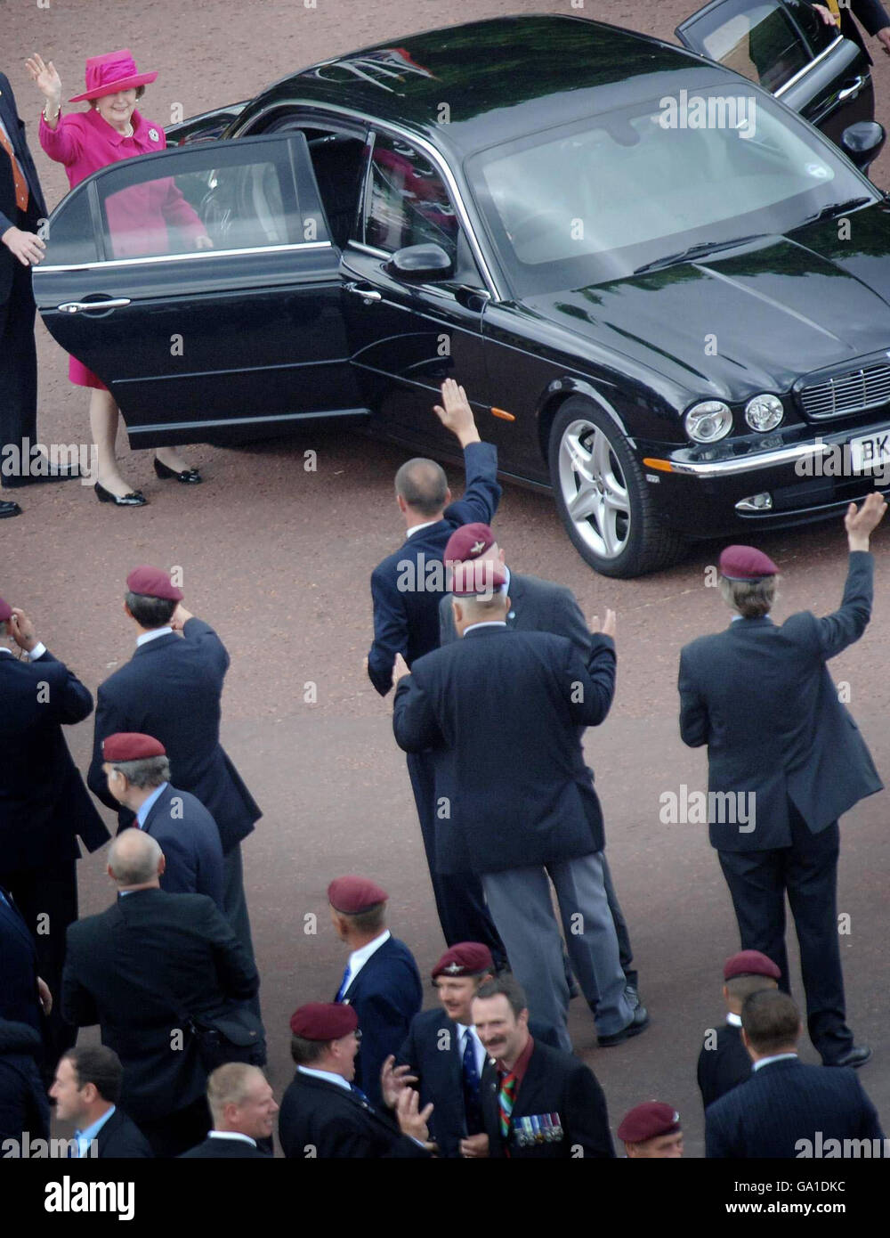 Baronness Thatcher says goodbye to Flaklands Veterans on The Mall in ...