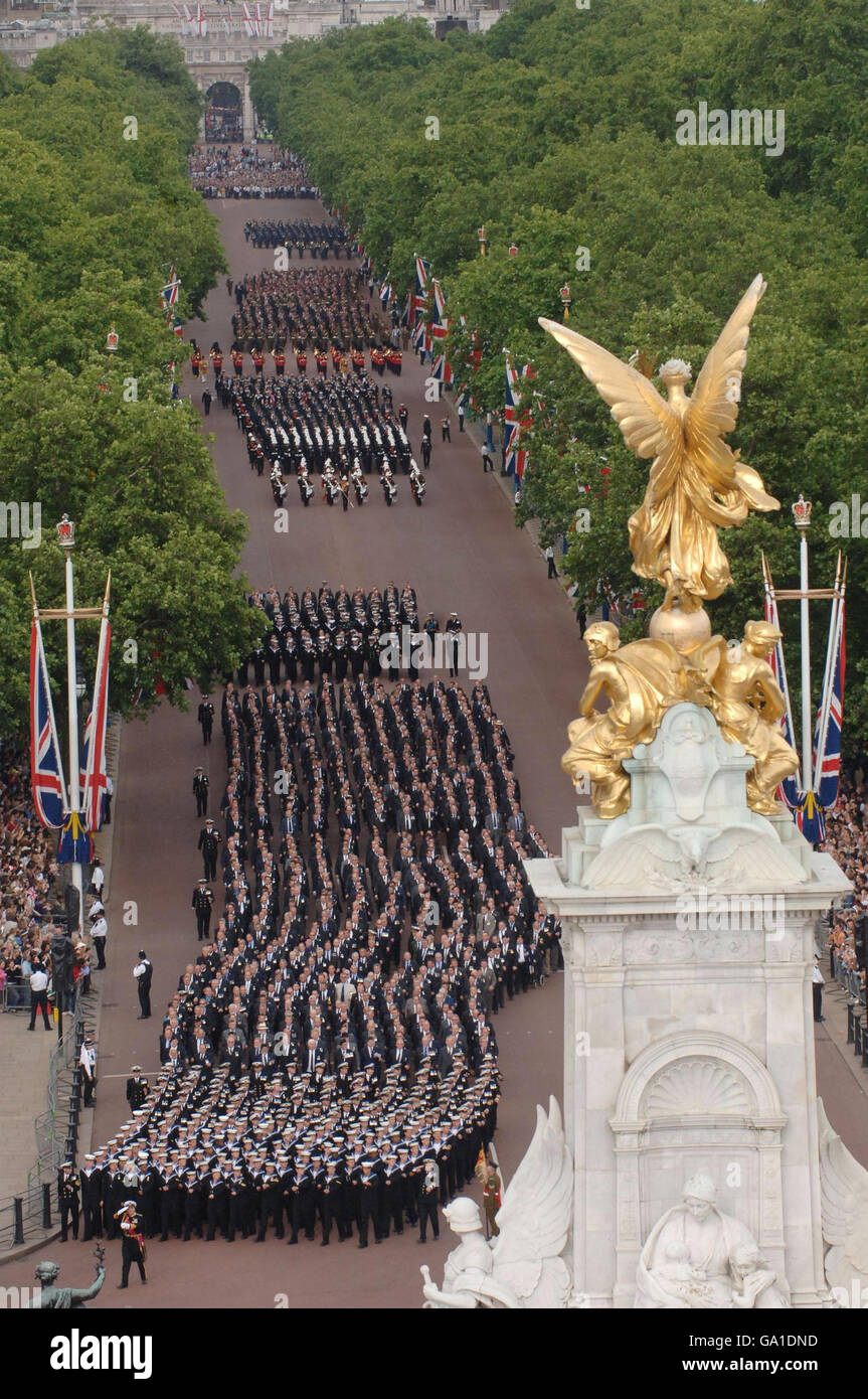 The parade of veterans makes it way down along The Mall in London ...