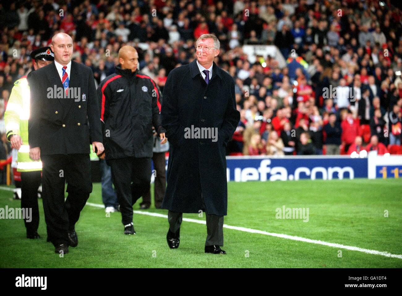 Manchester United manager Sir Alex Ferguson (r) smiles at the crowd as ...