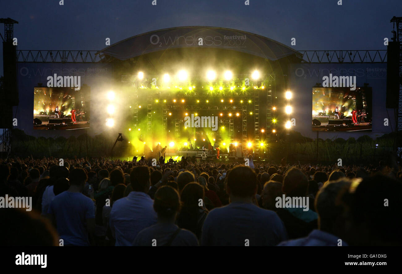 Crowd fans at the o2 wireless festival hi-res stock photography and ...