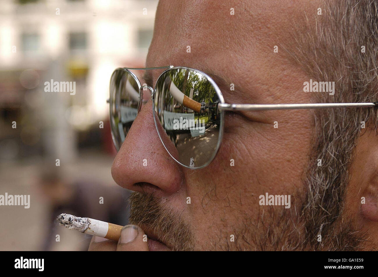 25 foot cigarette in leicester square hi-res stock photography and ...