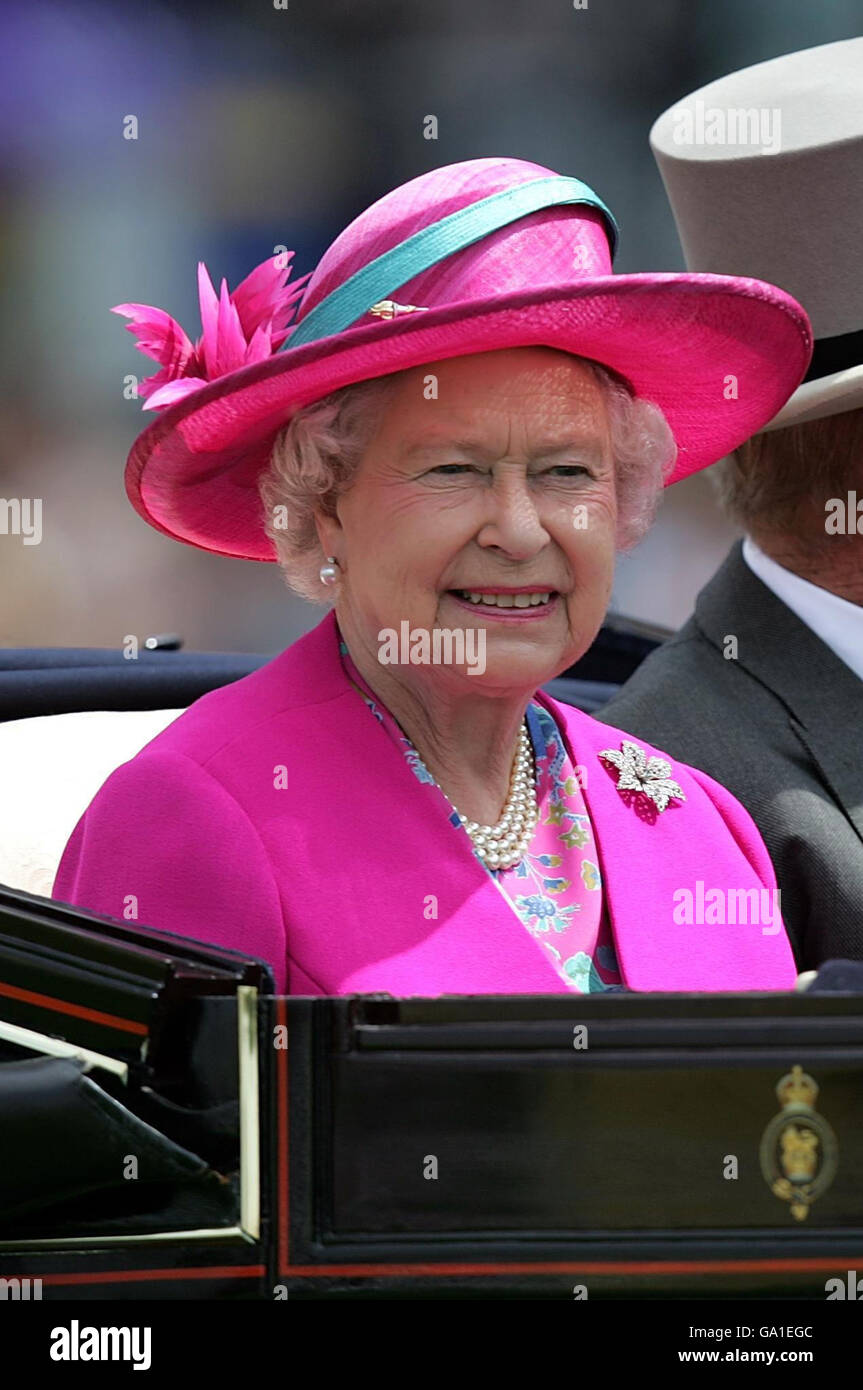 Britains queen elizabeth ii arrives ascot racecourse hi-res stock ...