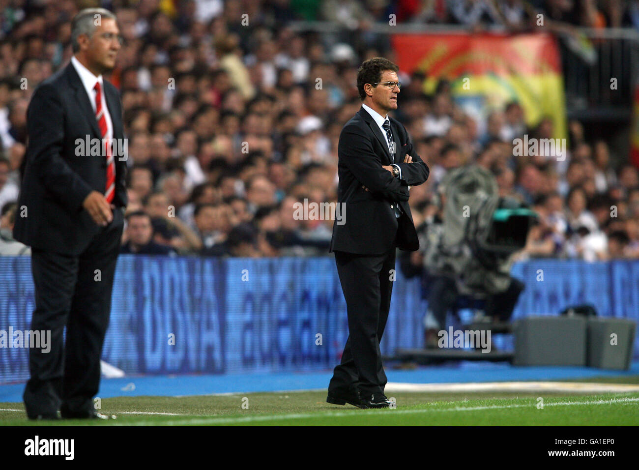 Mallorca coach Gregorio Manzano (l) and Real Madrid coach Fabio Capello ...