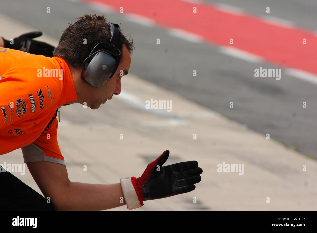 F1 pit crew silverstone hi-res stock photography and images - Alamy
