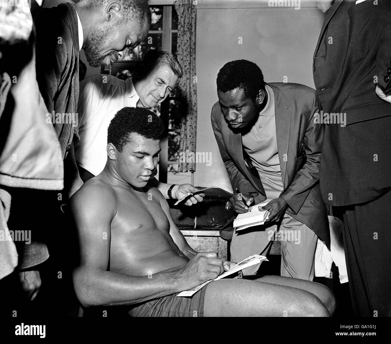 Henry cooper clay hi-res stock photography and images - Alamy