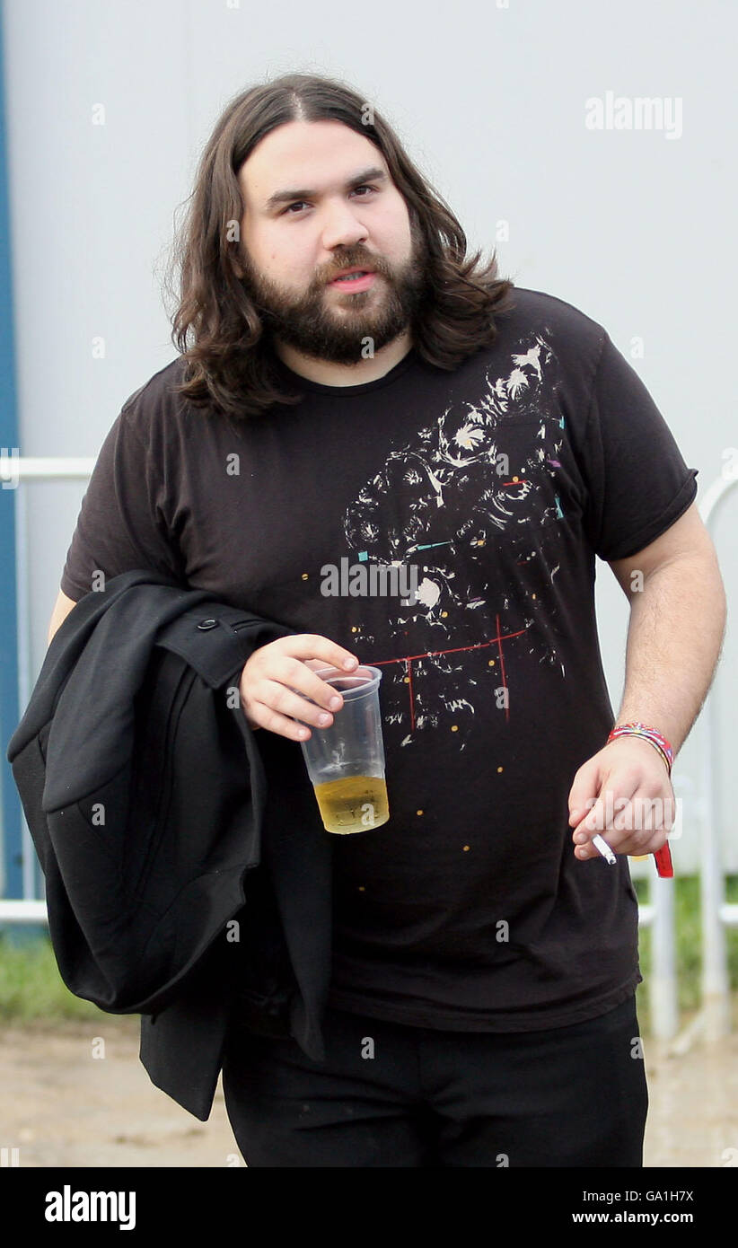 Romeo Stoddard from the Magic Numbers seen backstage at the 2007 ...