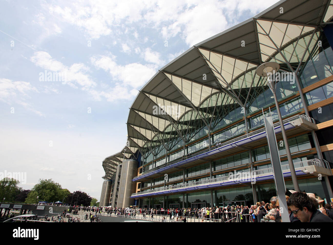 Royal ascot racecourse grandstand hi-res stock photography and images ...