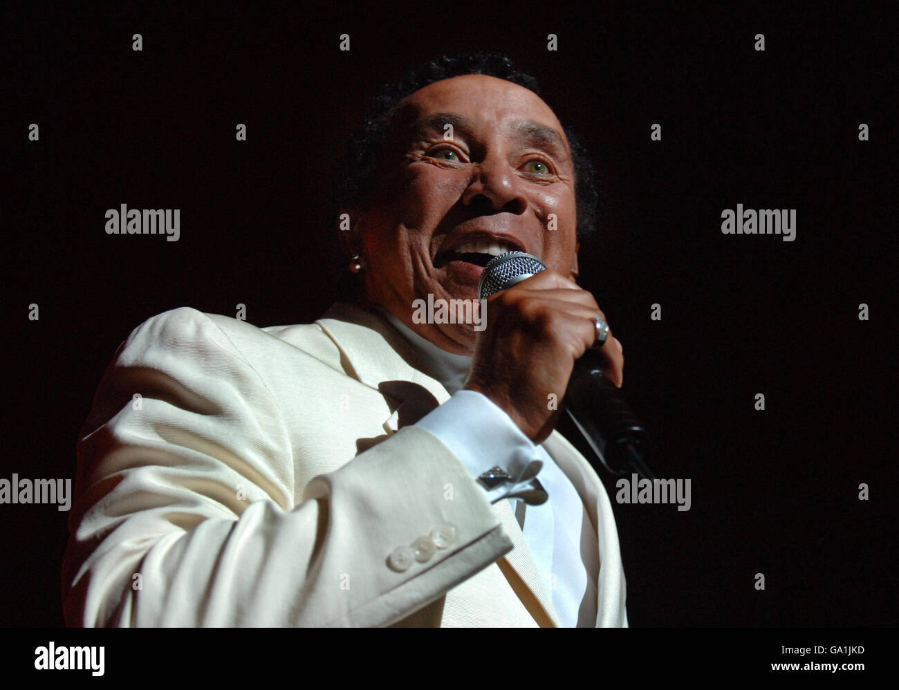 Singer performing in concert hall hi-res stock photography and images ...