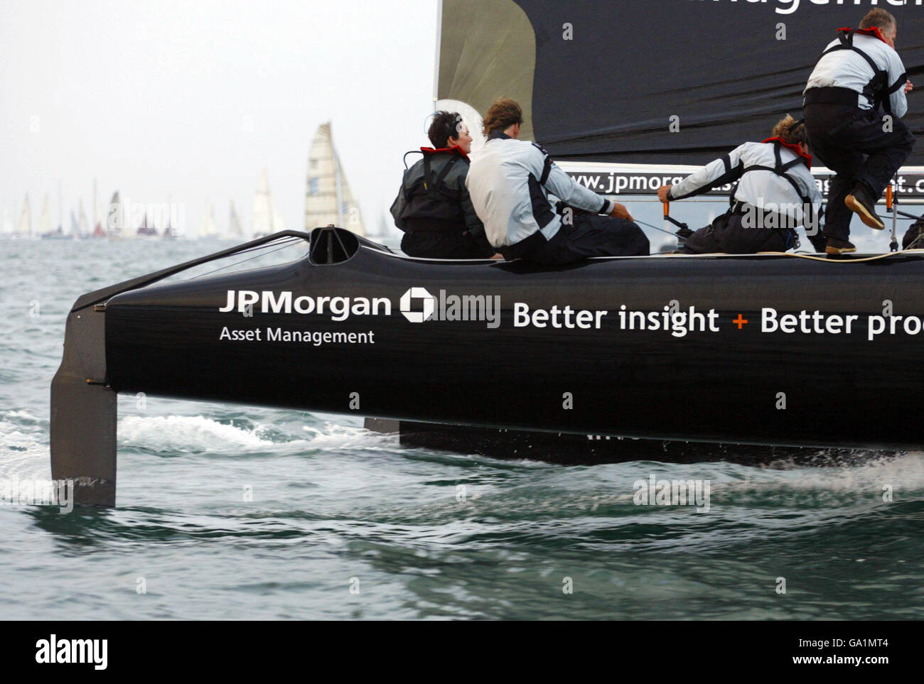 Dame Ellen MacArthur sailing at the helm of the JP Morgan Asset ...