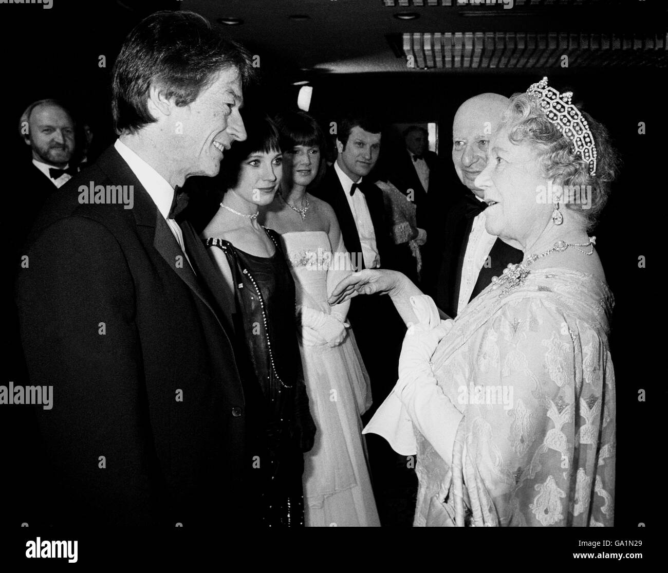 Queen elizabeth premiere film Black and White Stock Photos & Images - Alamy