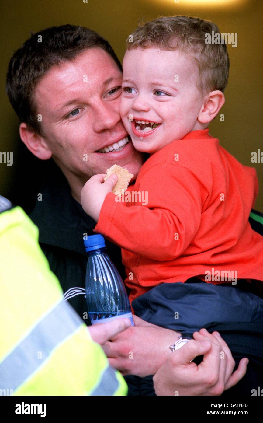 Celtics alan thompson with his son hi-res stock photography and images ...