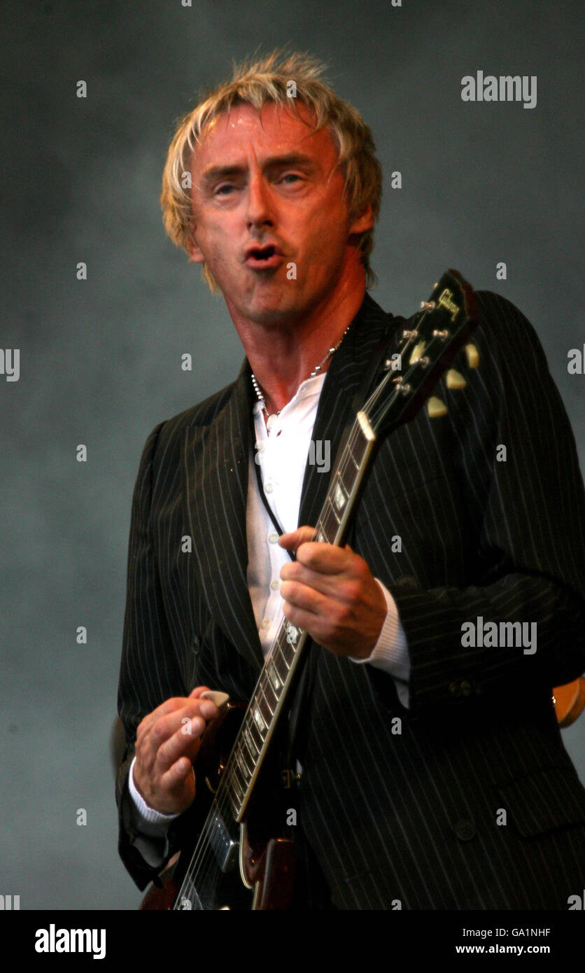 Paul Weller performs during the 2007 Glastonbury Festival at Worthy ...