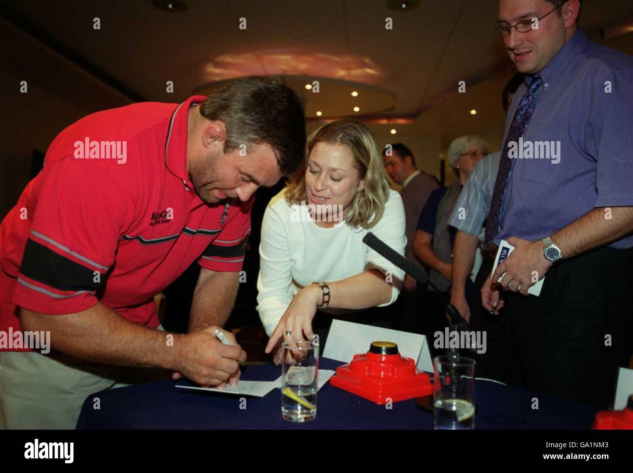 Female fan autograph hi-res stock photography and images - Alamy