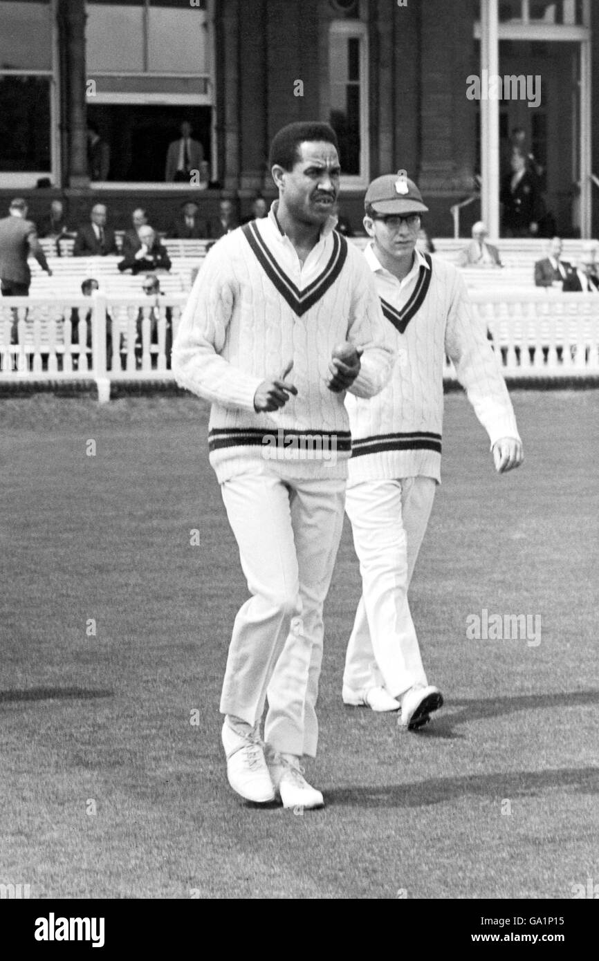 Cricket wisden trophy test england Black and White Stock Photos ...