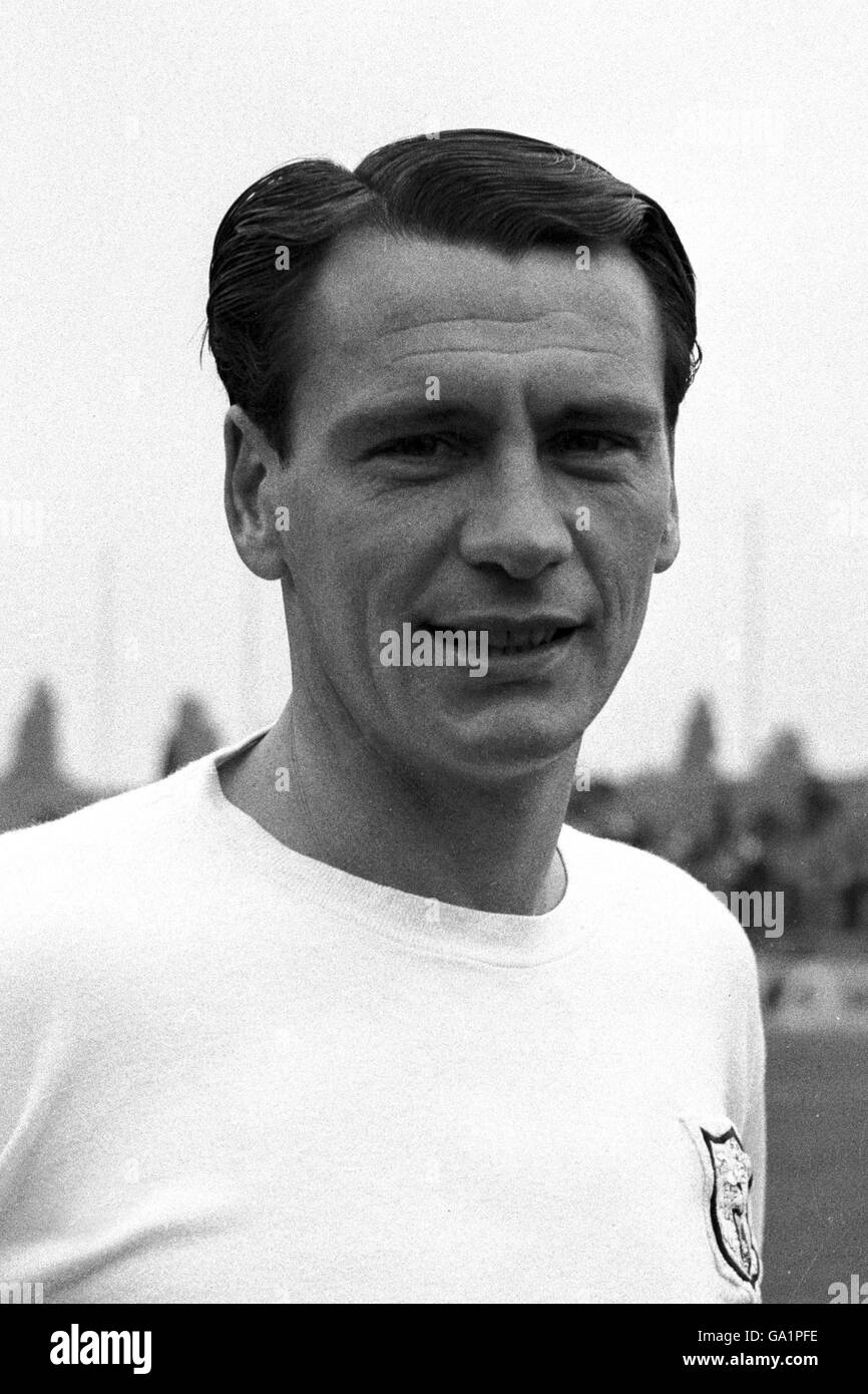 Sport football head head shot bobby robson hi-res stock photography and ...