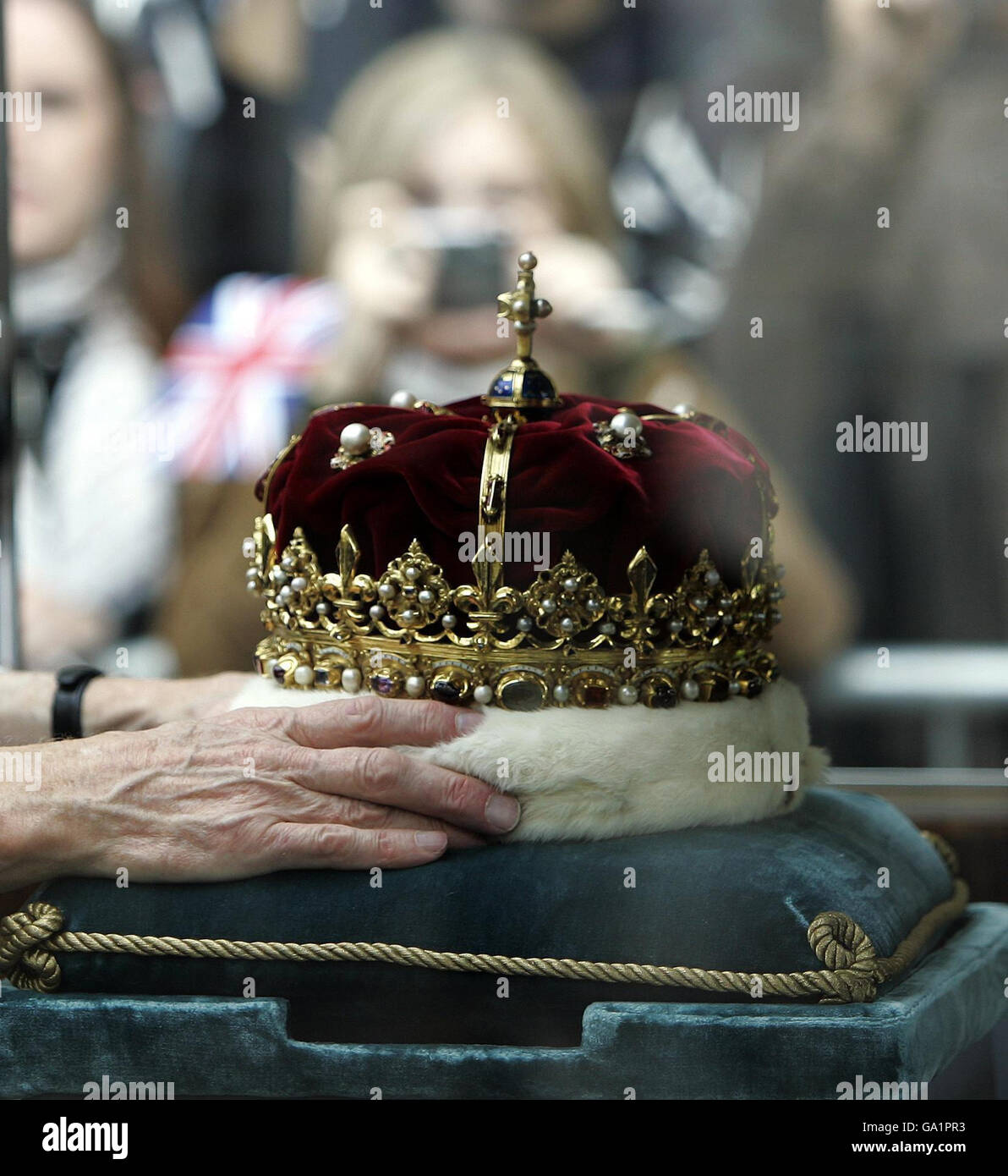 The Scottish Crown is transferred down the Royal Mile to the Scottish ...